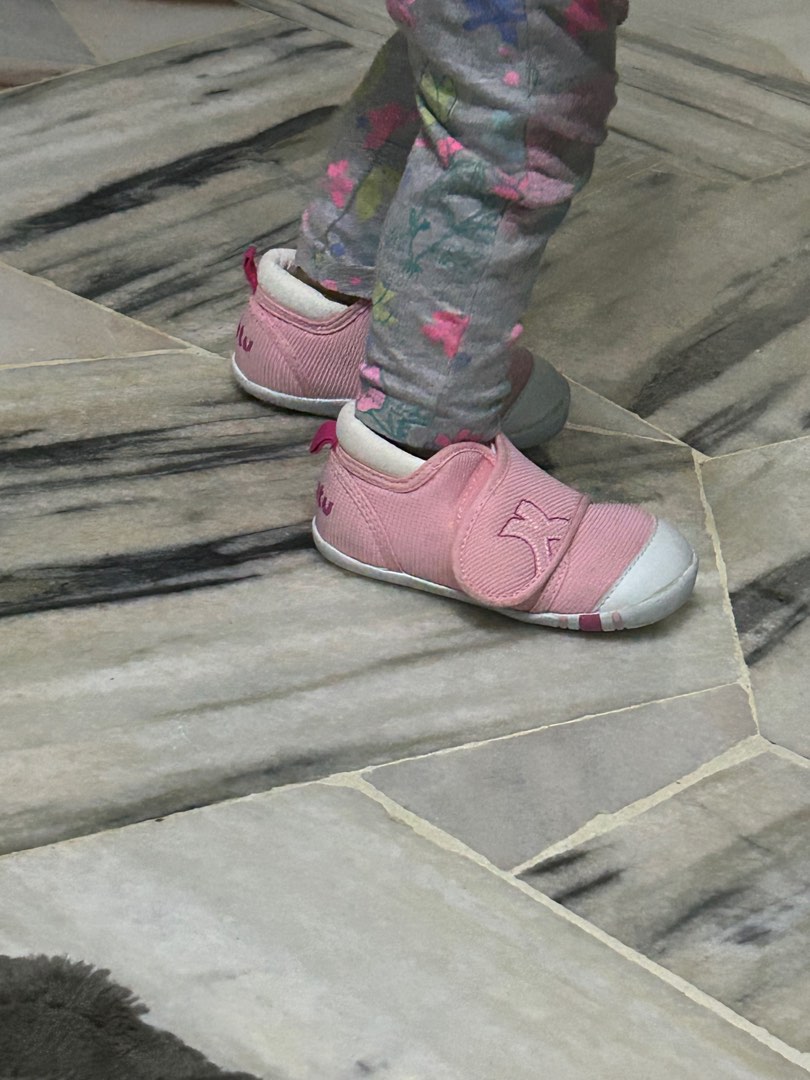 Bookoli Peekaboo Play Farm Book, Hobbies & Toys, Books & Magazines ...