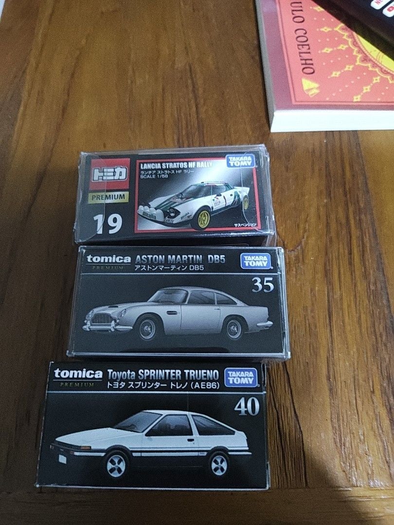 Lego Iron Man Armory 76167 (box got label tear as shown in picture ...